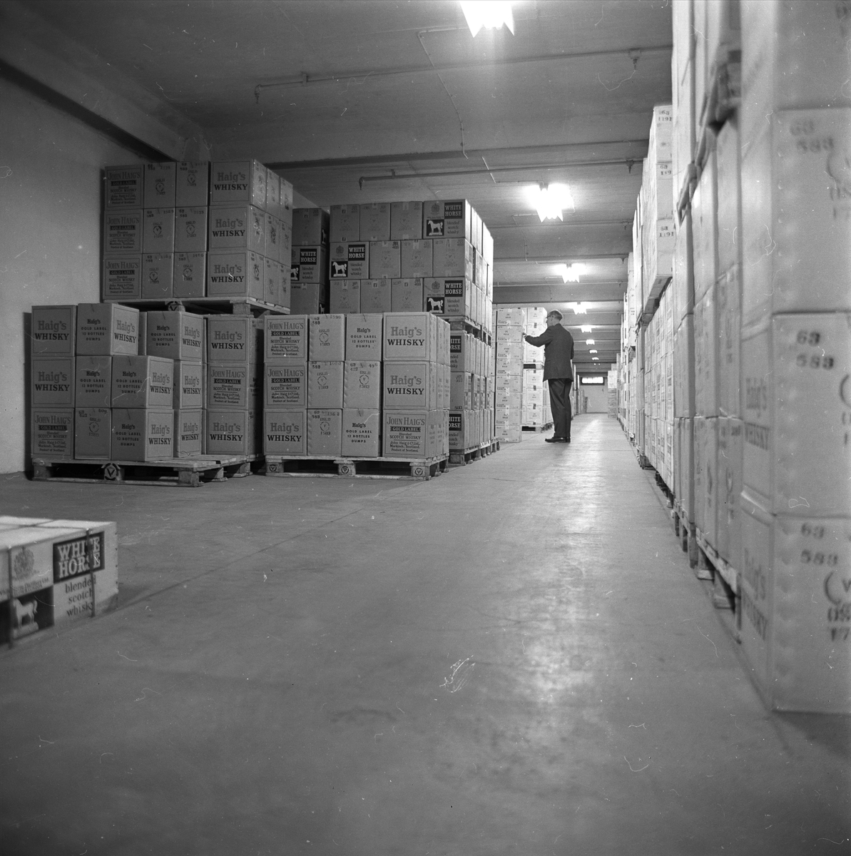 Hasle, Oslo, desember 1963. Vinmonopolet. Paller med esker. - Norsk ...