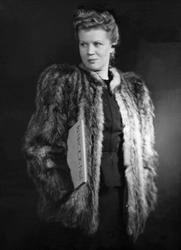 Astrid Sampe, chef för Nordiska Kompaniets textilkammare, poserar i en ...