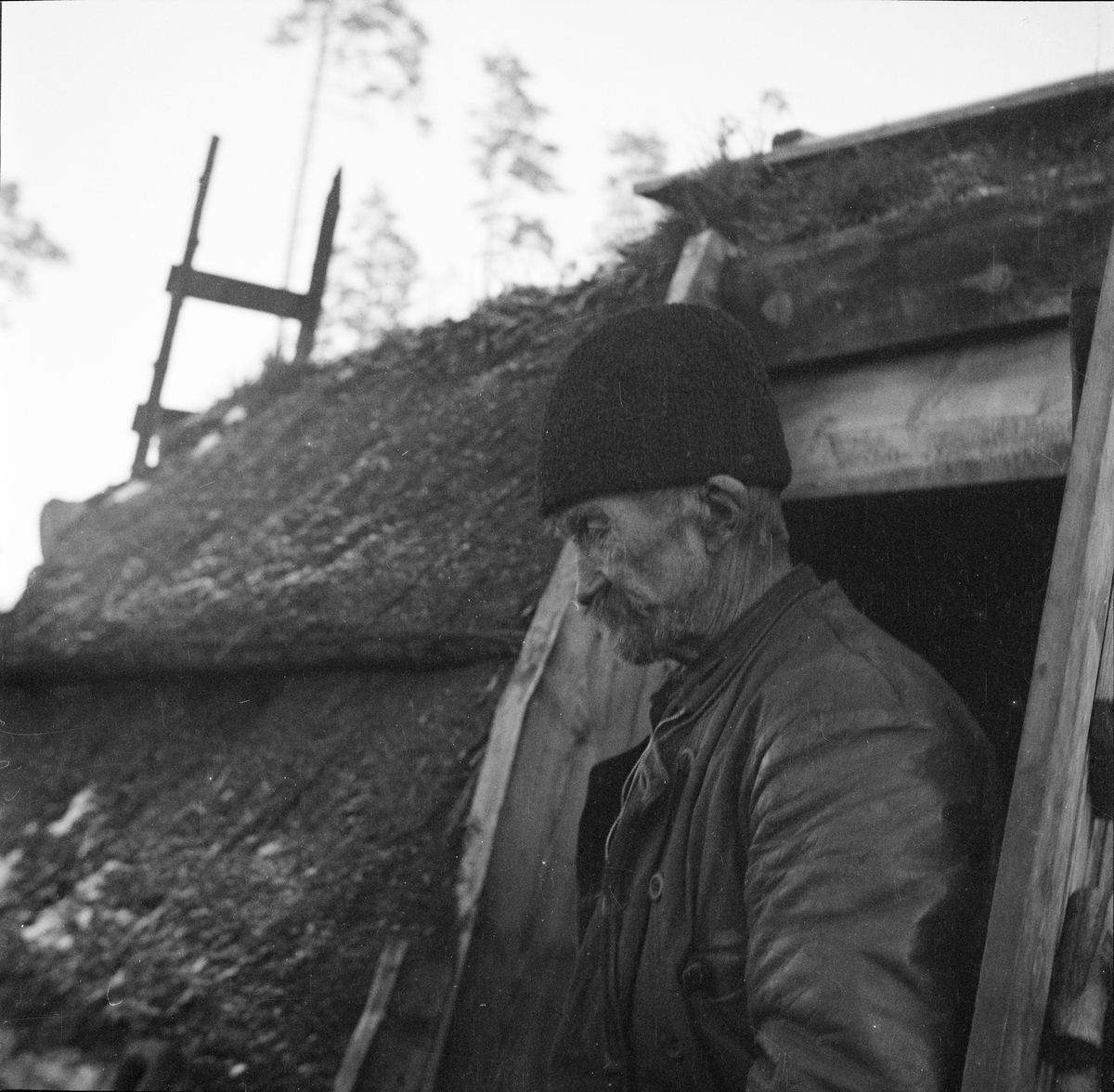 Kolare vid kolarkoja, sannolikt Sverige - Upplandsmuseet / DigitaltMuseum