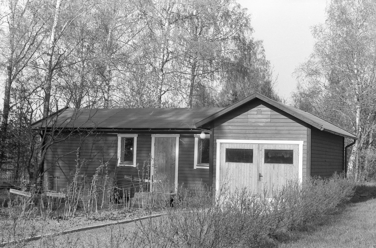 Gäststuga och garage, Lenaberg 1:13, Stenby, Lena socken, Uppland 1977 ...