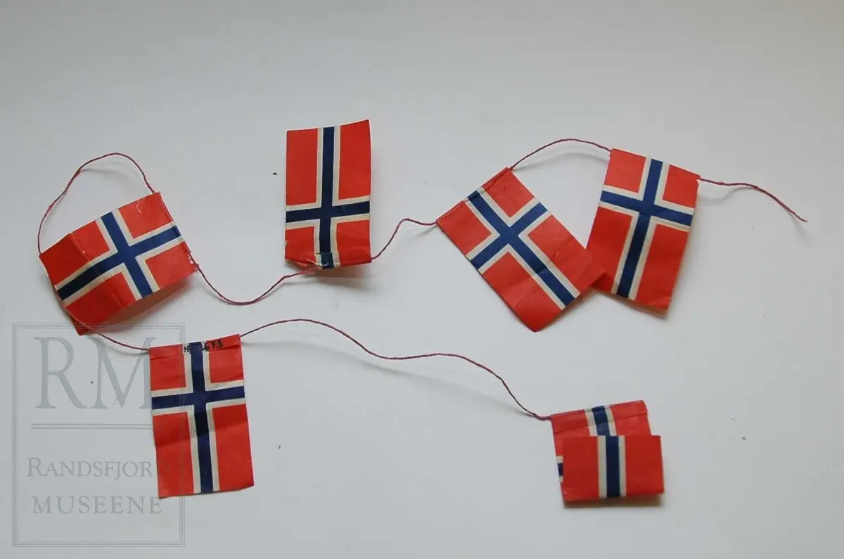 Juletrepynt, flagg - Hadeland Folkemuseum / DigitaltMuseum