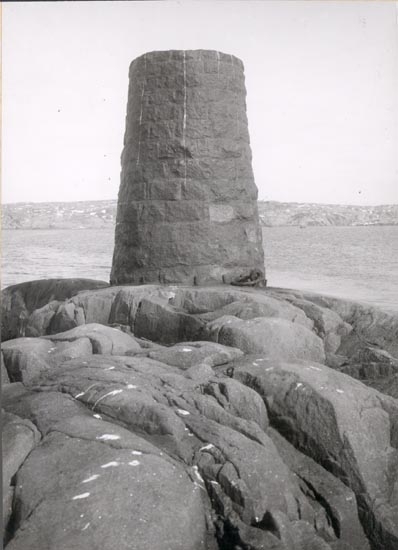 Notering på kortet: "HÅLLÖFJORD". "KUMMEL PÅ BYTTELOCKET". "FOTO (E19 ...
