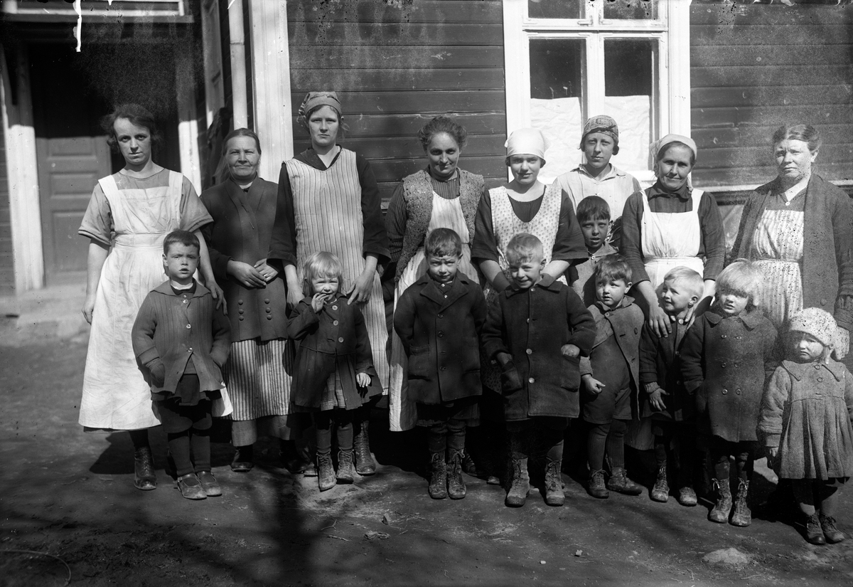 Kvinnor och barn framför ett hus vid Högabergsgatan, Gustavslund ...