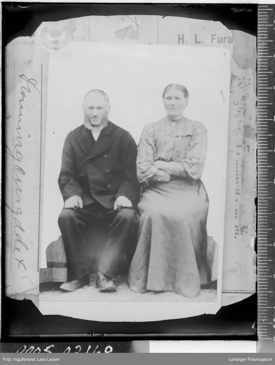Portrett av sittende kvinne og mann, - Levanger Fotomuseum / DigitaltMuseum Portrett av sittende kvinne og mann, - Levanger Fotomuseum / DigitaltMuseum