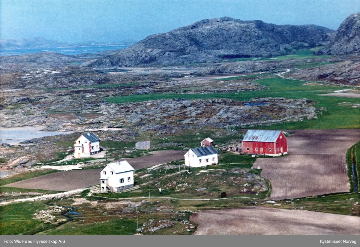 Flyfoto fra Valøya i Vikna kommune - Kystmuseet Norveg / DigitaltMuseum
