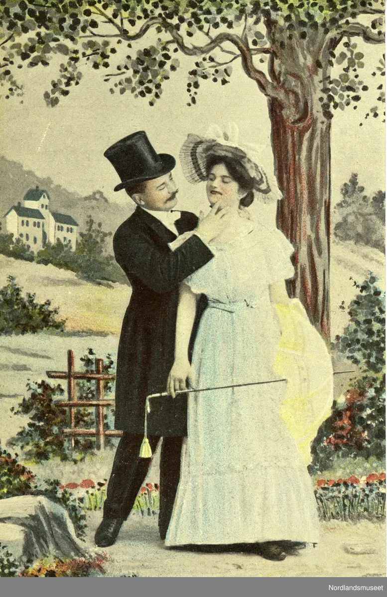 Postkort med bilde av brudepar som står under et stort tre. Mann med ...