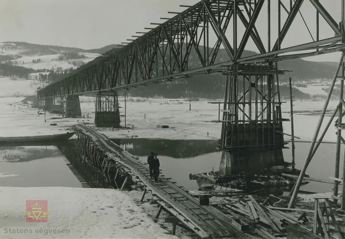 Vingnesbrua på Lillehammer under oppbygging i perioden 1930-1934 ...