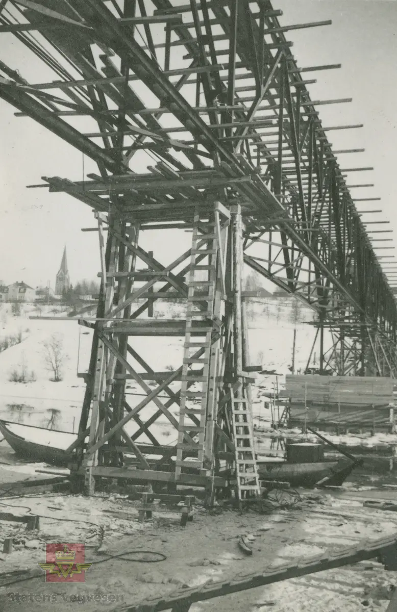 Vingnesbrua på Lillehammer under oppbygging i perioden 1930-1934 ...