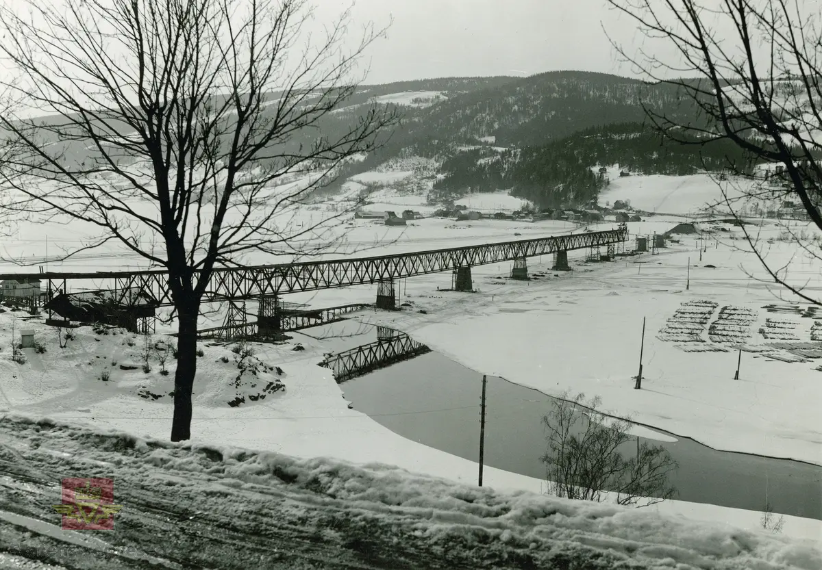 Vingnesbrua på Lillehammer under oppbygging i perioden 1930-1934 ...
