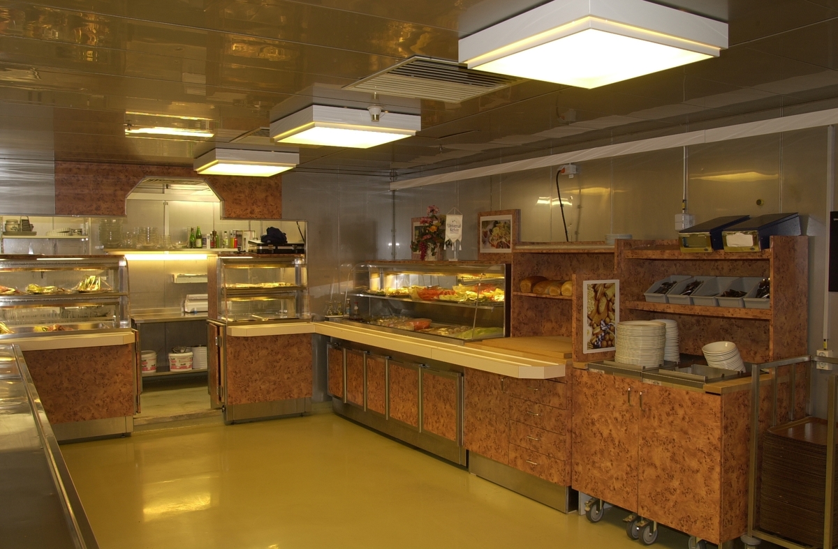 Kantine med disker og hyller med mat og servise. - Norsk Oljemuseum ...