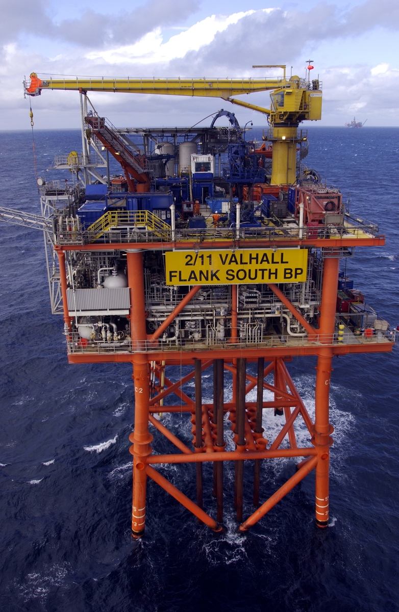 Valhalls flanke sør med mennesker på dekk. Det er en stor heisekran på ...