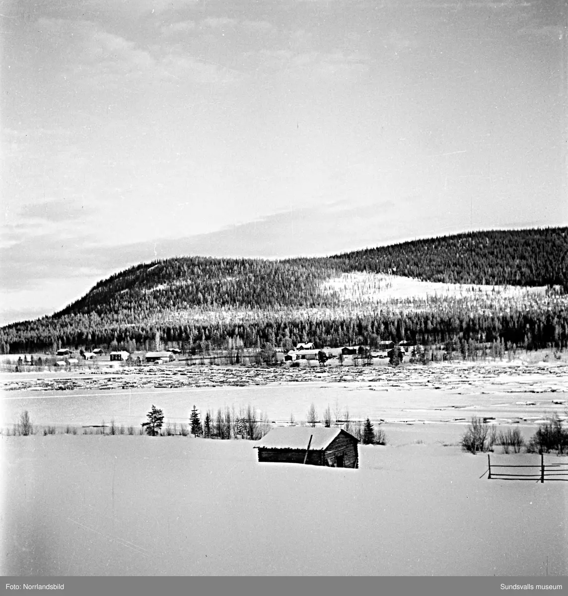 Vinterbilder från landsbygden, små stugor och uthus, barn som åker ...