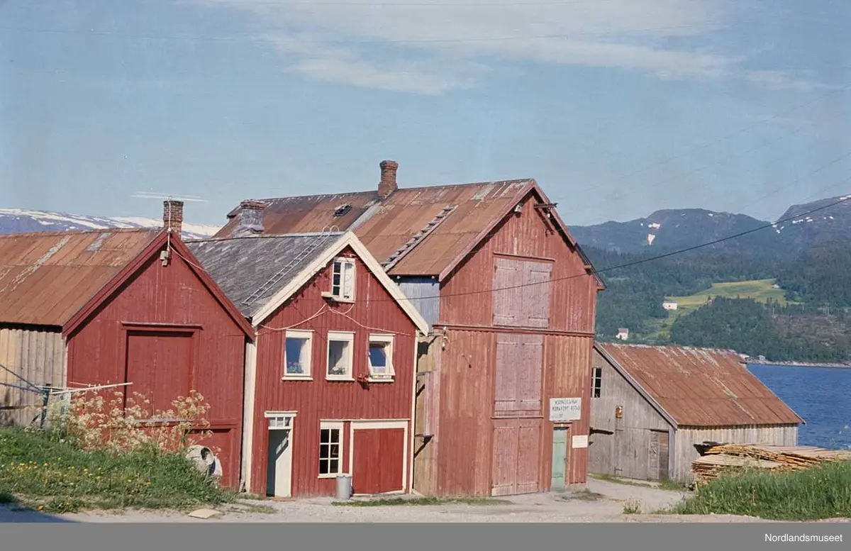 Hemnesberget. bygninger, Harald Larsen Båter trevare, på et skilt på ...