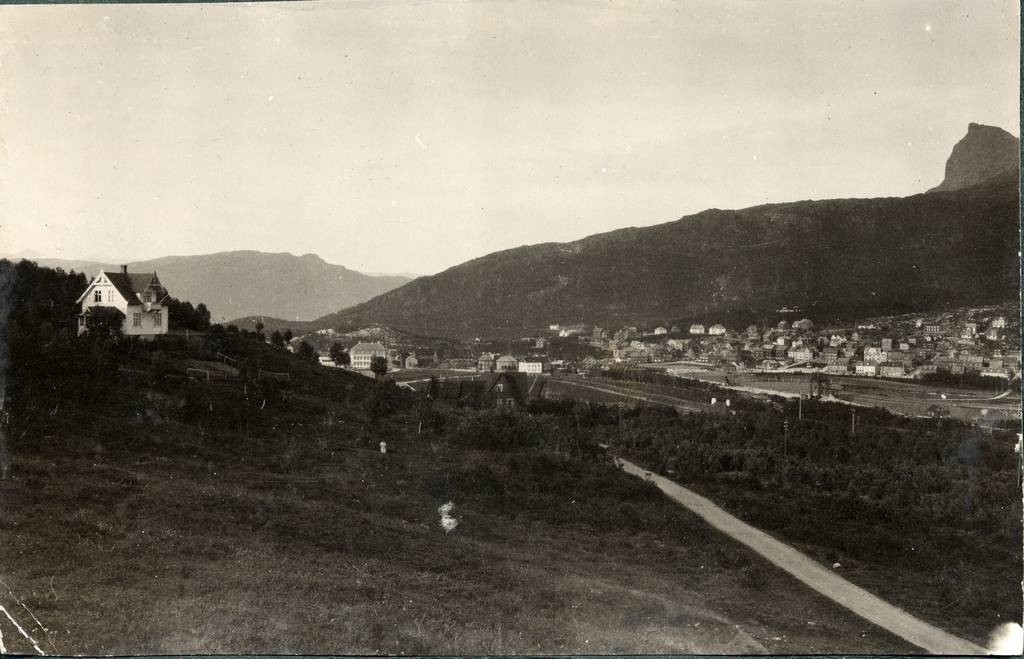 Narvik, Framnes med Narvik sentrum i bakgrunnen og Tøttatoppen ...