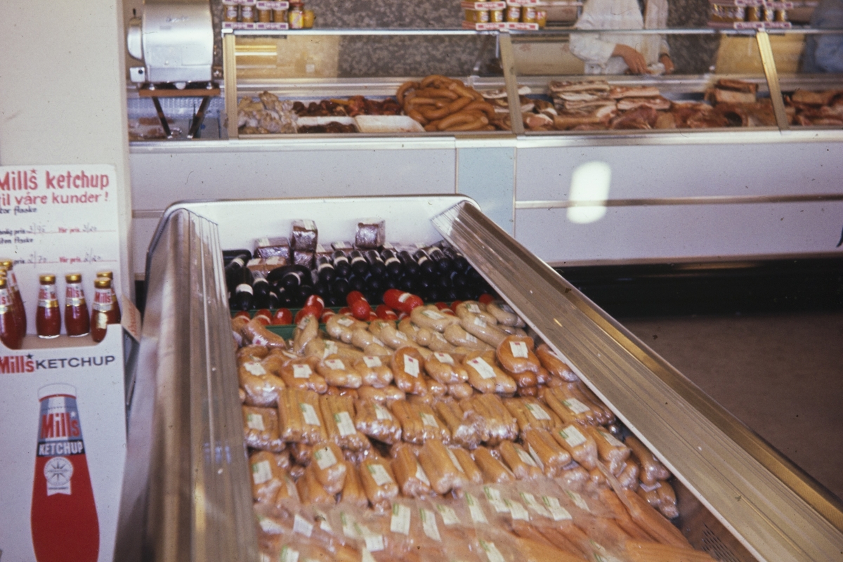 Pølser i en kjøledisk. - Sør-Troms Museum / DigitaltMuseum