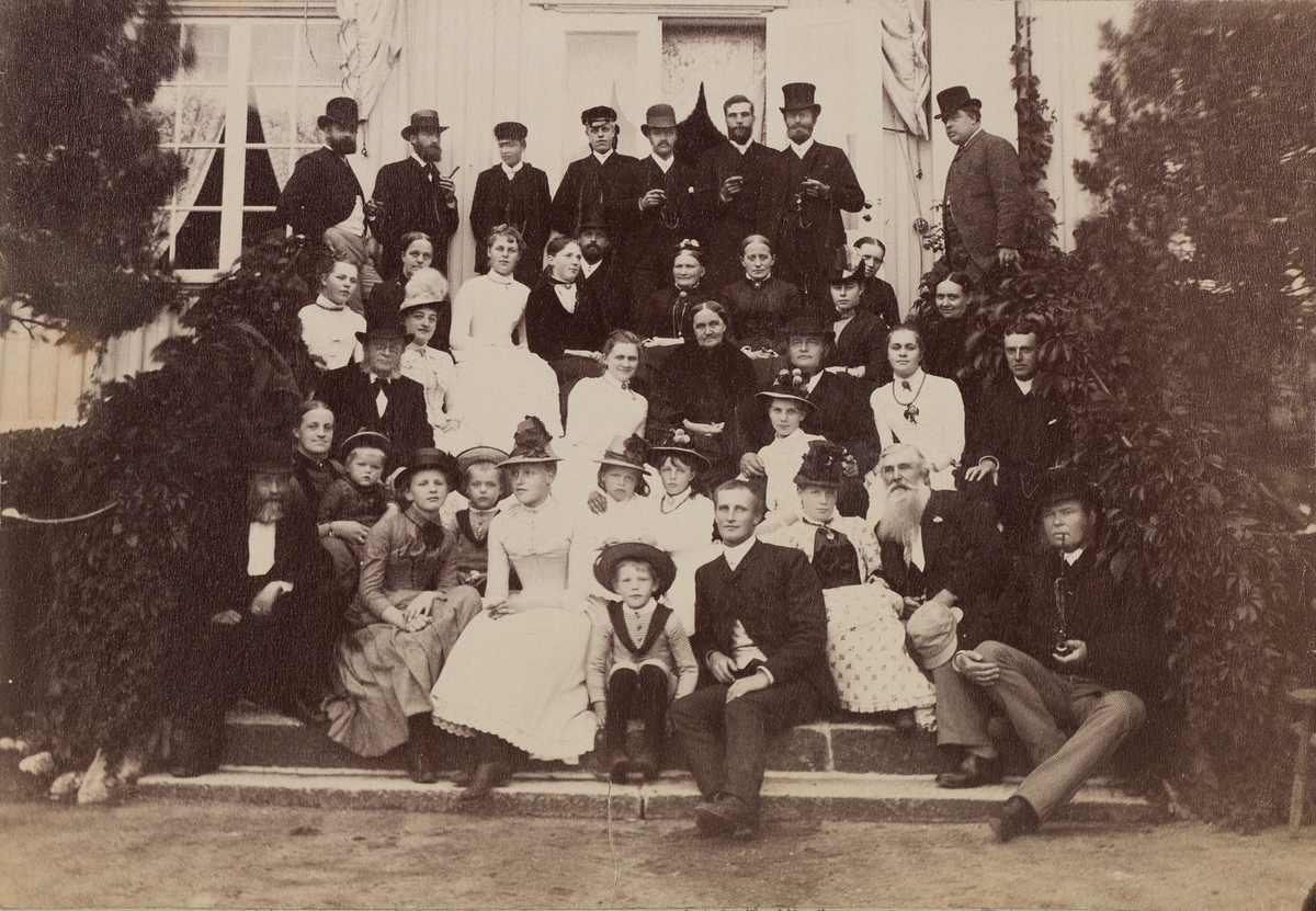 Gruppebilde fra "Røed, 1ste September 1889." øverste rad, fra venstre ...