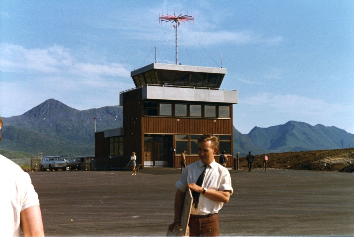 Lufthavn/Flyplass. Skagen, Stokmarknes. Flytårnet i sentrum. En person ...