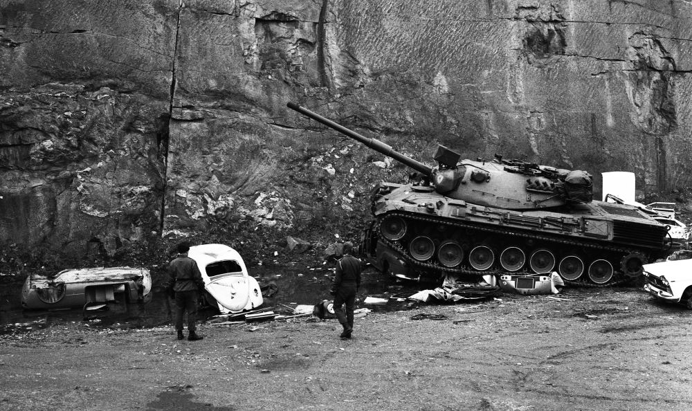 Landskap. En militær stridsvogn har startet jobben med å knuse flere ...