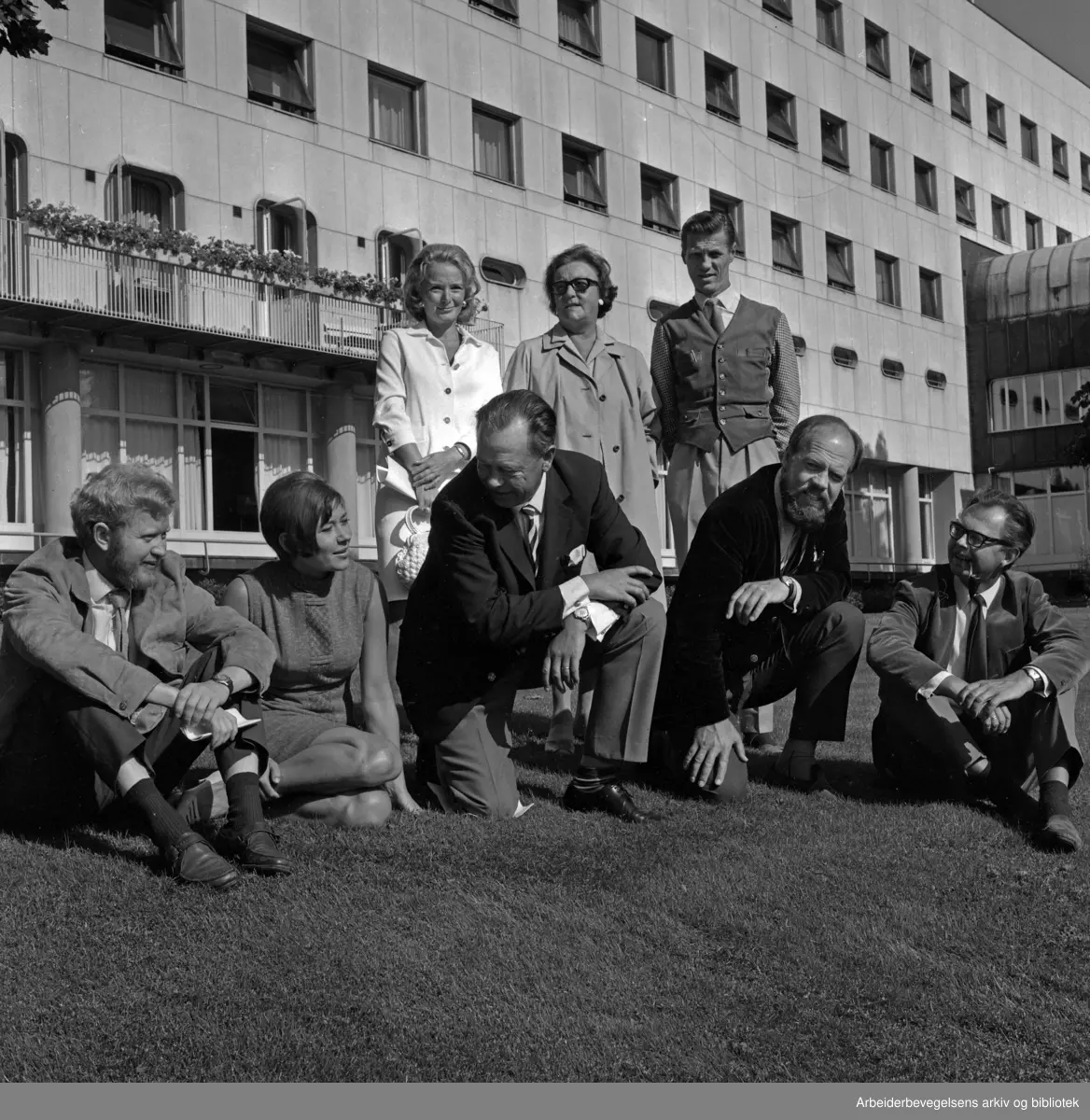 Skuespillere fra FJERNSYNSTEATRET fotografert utenfor Radiohuset på ...