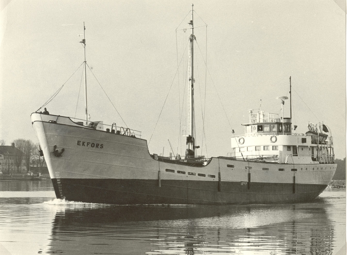 Ekfors på väg in i Kalmar hamn. - Kalmar läns museum / DigitaltMuseum