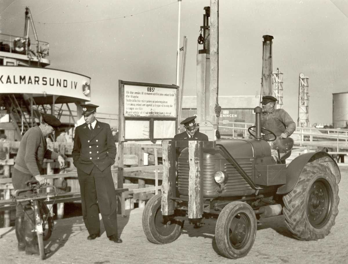Kalmarsund IV i Kalmar hamn. Kapten Ivar Nykvist Styrman Sven Håkansson ...