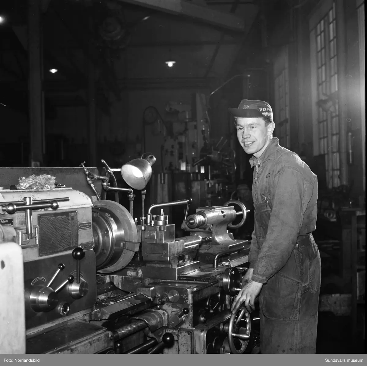Sundsvalls verkstäder. Arbetare vid maskiner i gamla hallen: 1. Thore ...