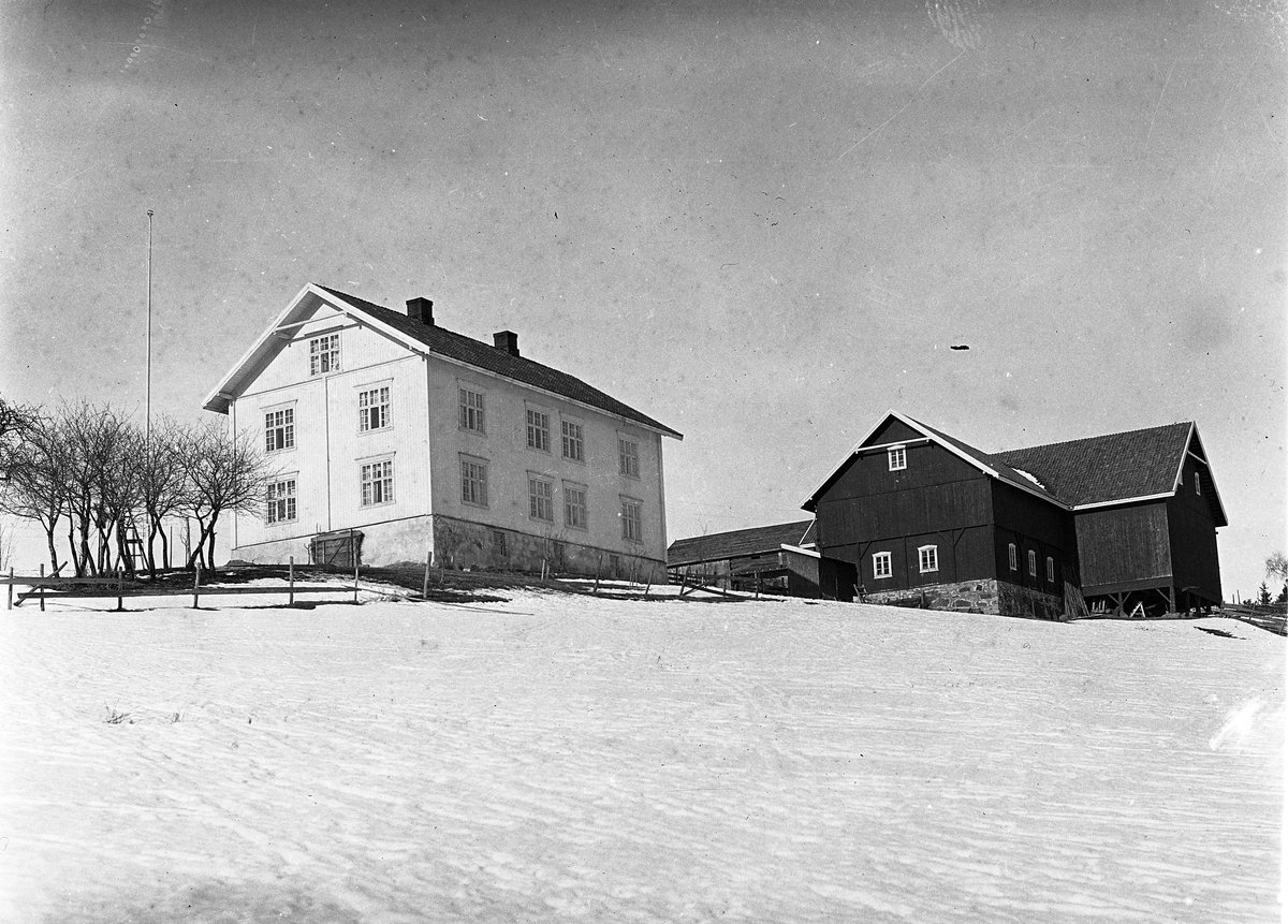Gården Ovren østre i Lensbygda/Øverskreien, Østre Toten. To bilder der ...