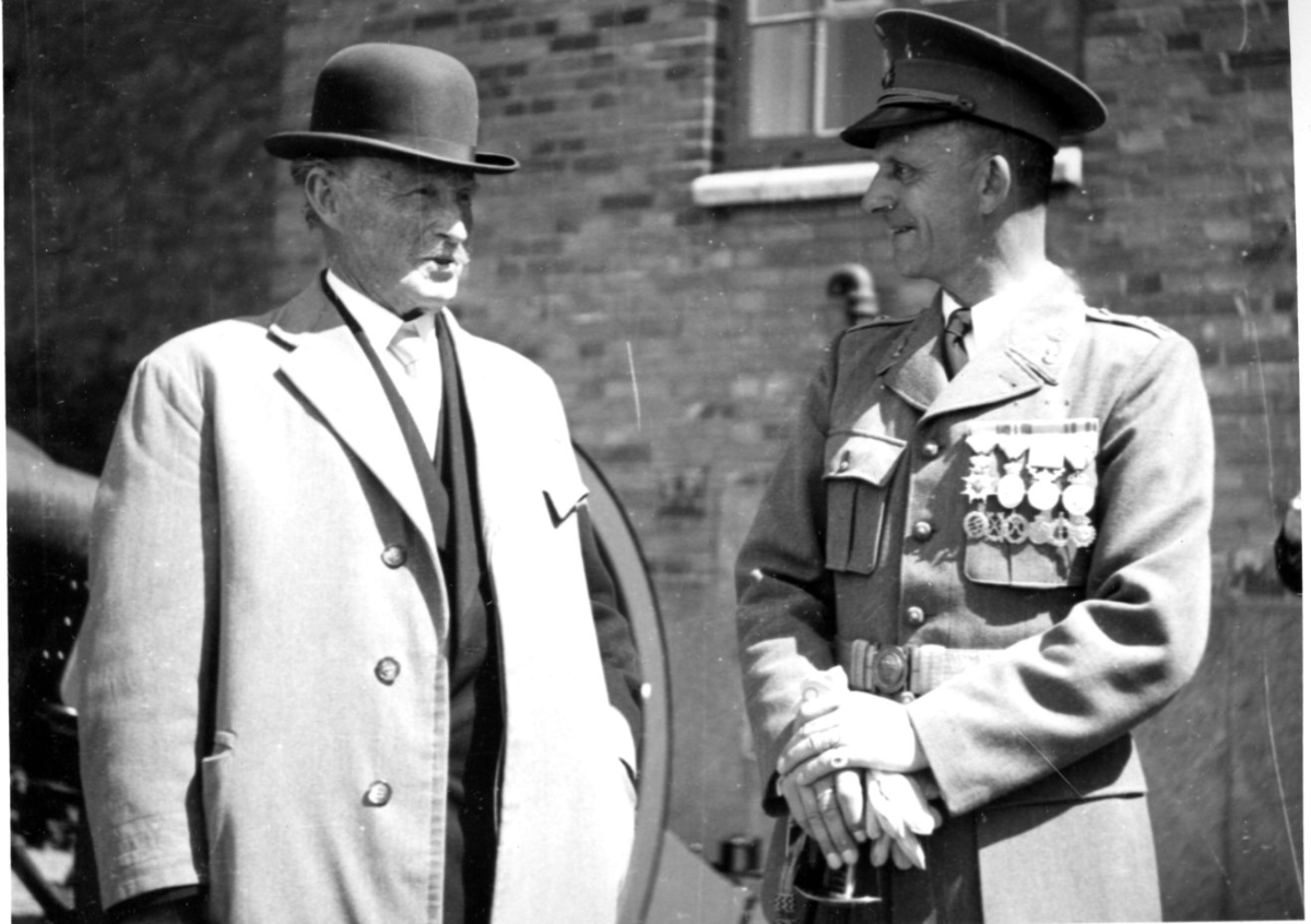 Jubileum 50 års, A 6. Överste Sylvan och major Allan Stuart. - Miliseum ...