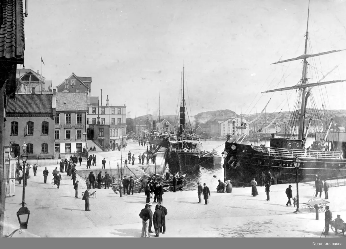 Foto fra Kirkelandet allmening med fisketrappa og dampskipkaia. Bildet ...