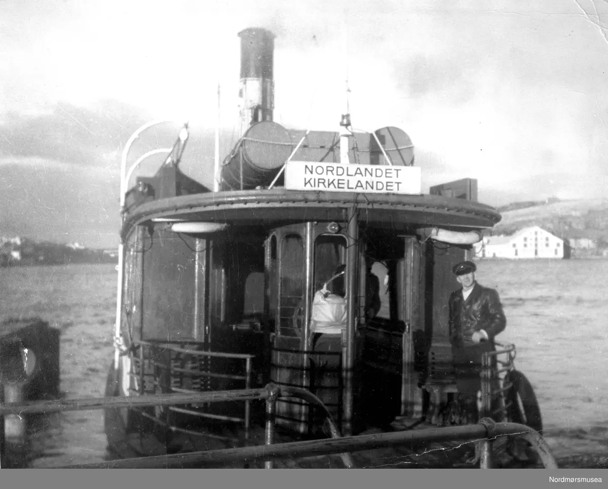 sundbåtferga D/S ” Framnæs III” ved sundbåtpontongen på Nordlandet i ...