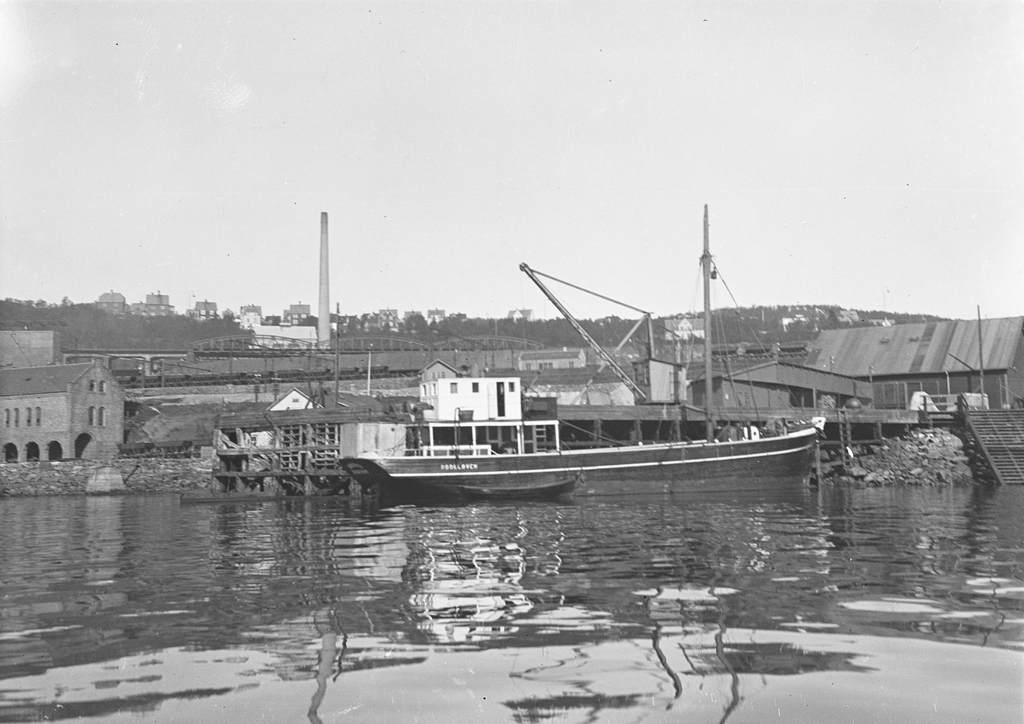 LKAB "Rødløven" den minste båt som har henter malm, ligger ved kai ...