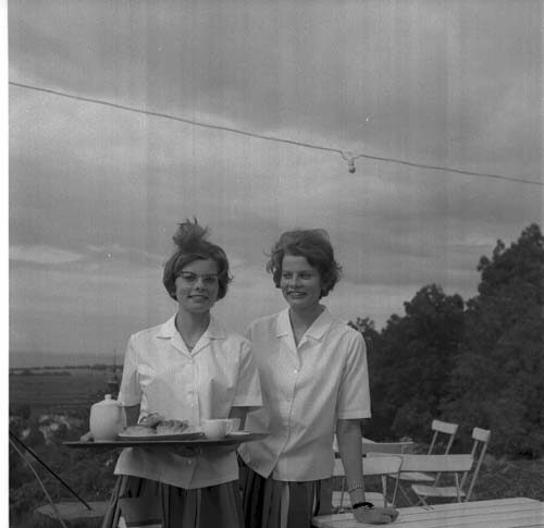 Annika och Monika Adolfsson vid Kaffestugan på Grännaberget år 1962 ...