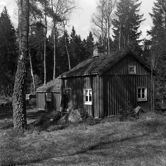 Ett torp med gräs på taket. - Kulturparken Småland / Smålands museum ...