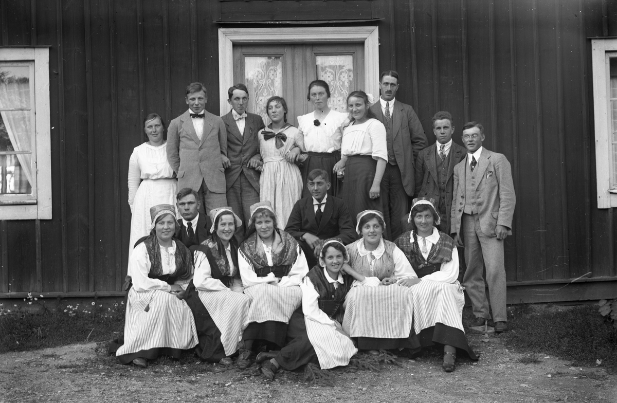 Midsommarafton vid "Erik-Lars", W. Hästbo (Josefs hem). Andra sittande ...