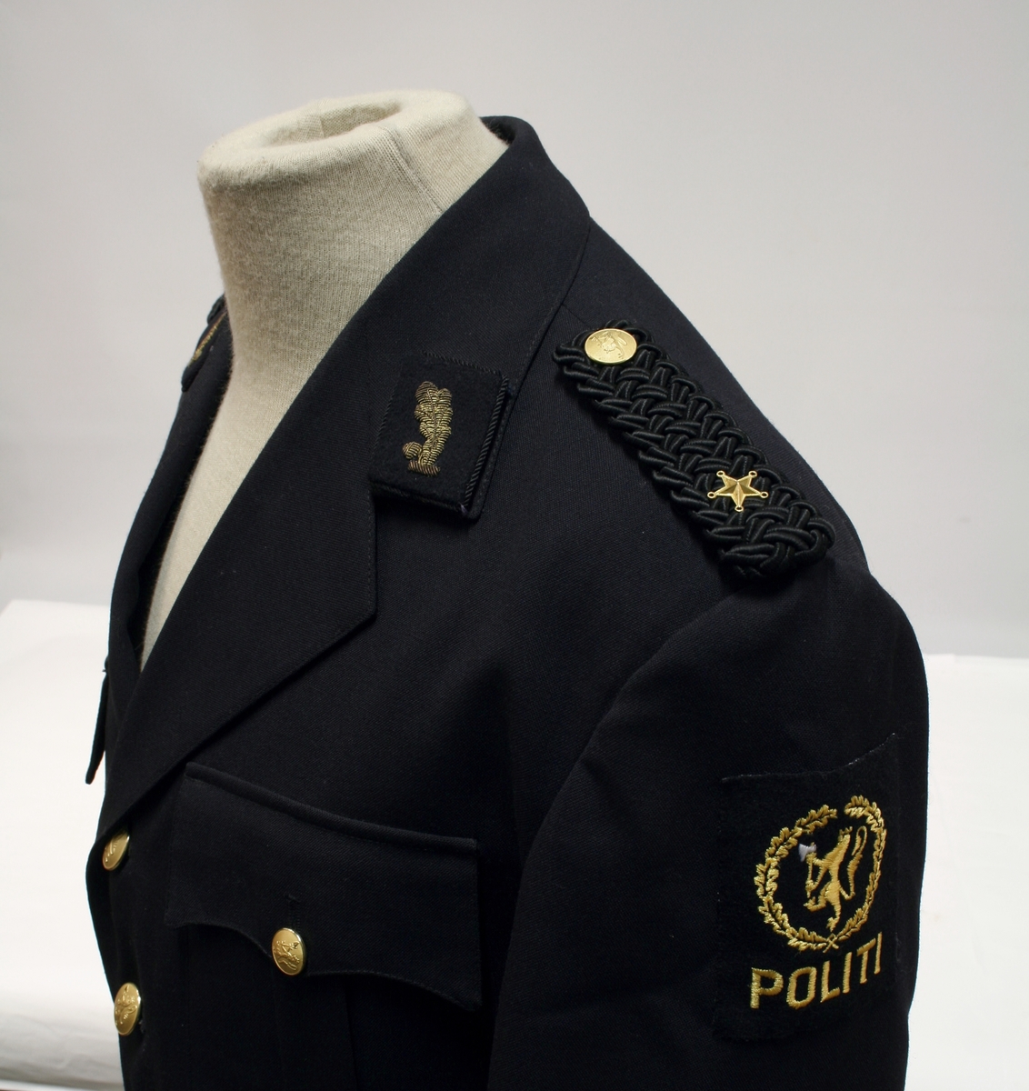 Politiuniform M/1953 - Justismuseet / DigitaltMuseum