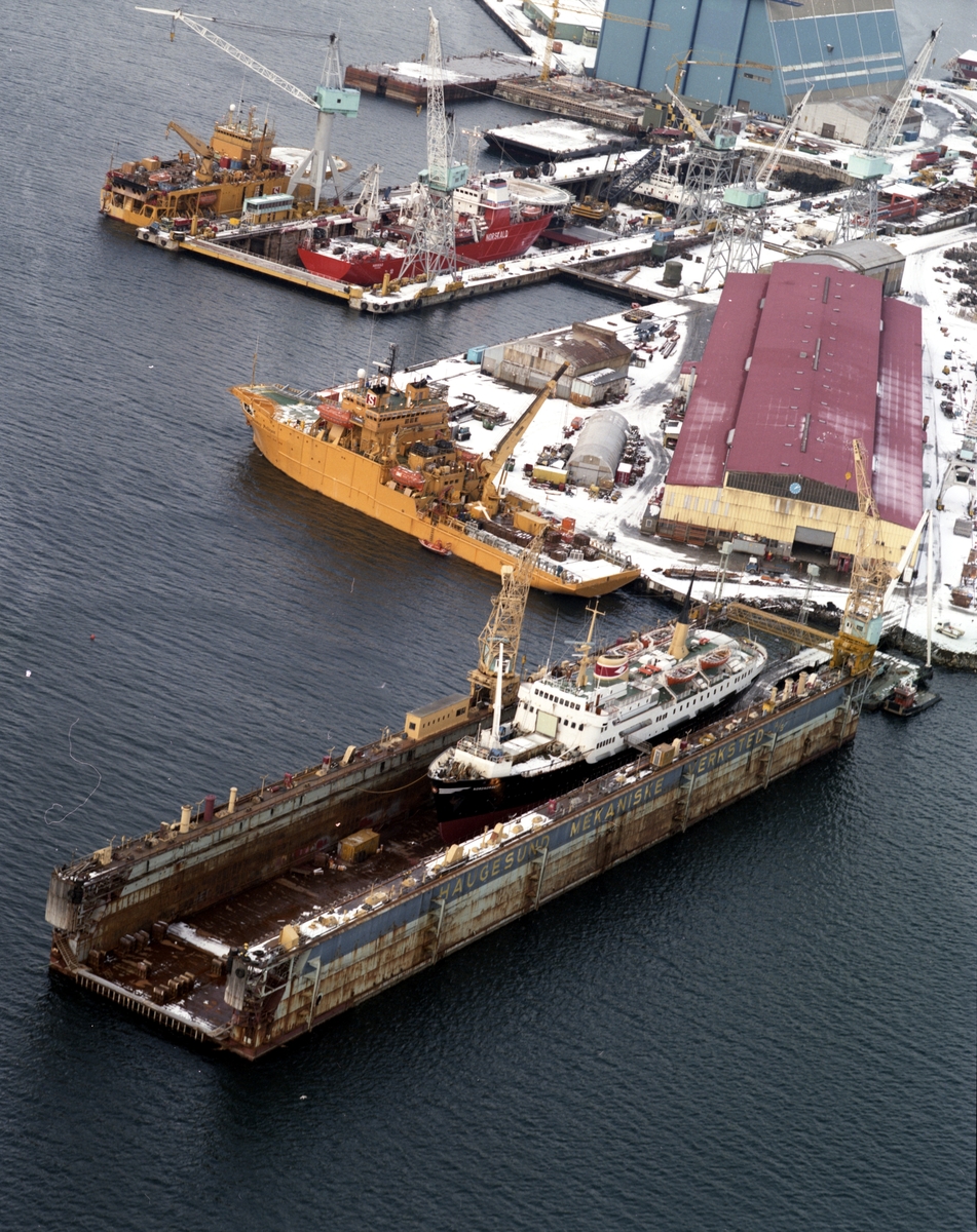 Flyfoto H.M.V. Oversiktsfoto. Skip og platformer ved kai. Bla. Seaway ...