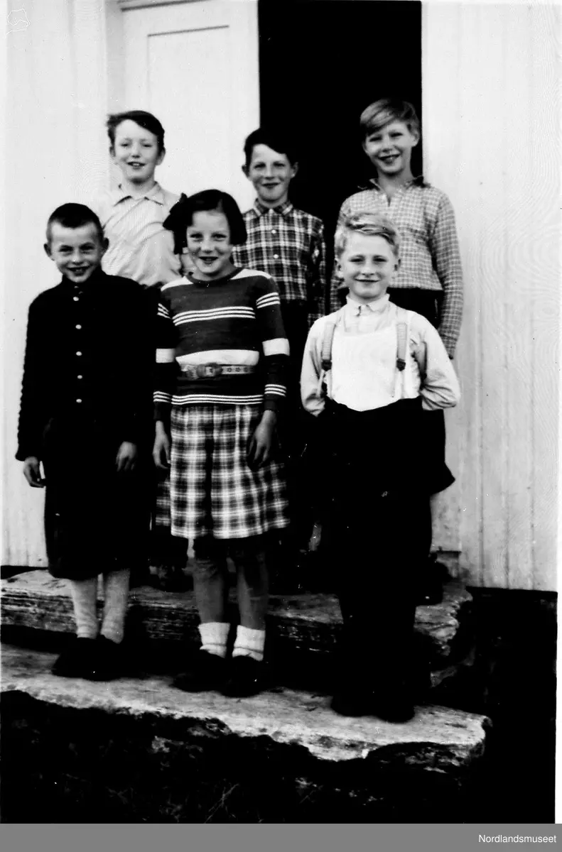 Skoleklasse på Forstranda. Bak fra v.: Ole Gjerde, Elling Ellingsen og ...