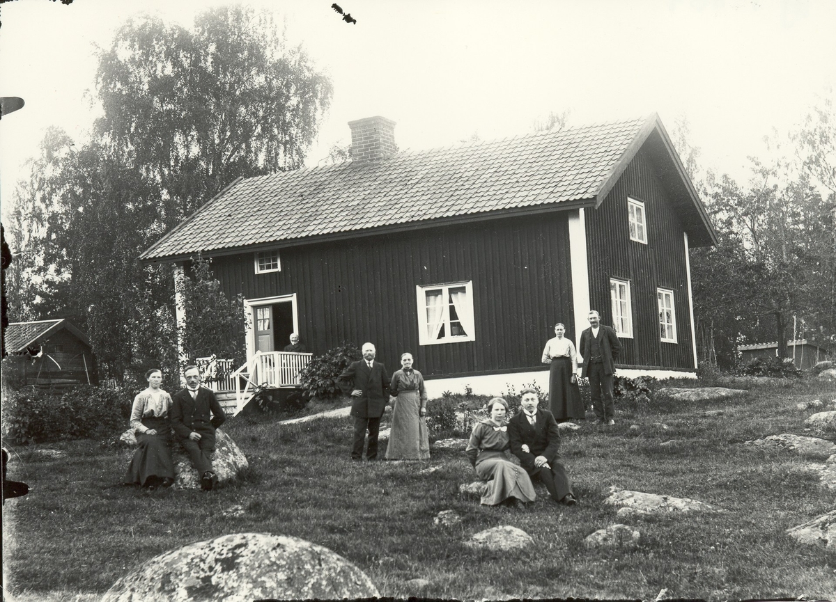 Familjen Andersson framför huset i Katrineberg. - Kalmar läns museum ...