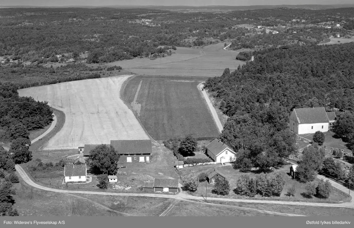 Hvaler prestegård og Hvaler kirke, flyfoto 1953. - Østfold fylkes ...