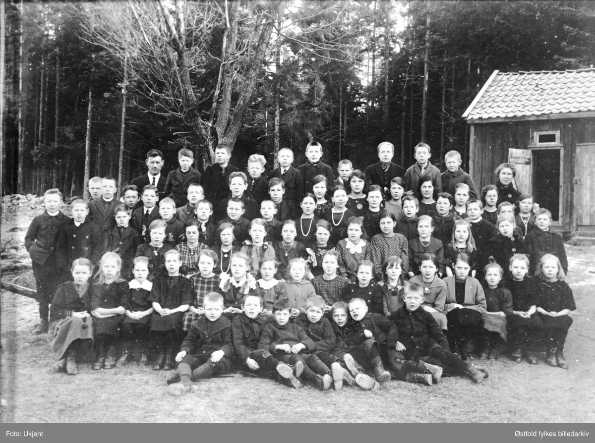 Utne skole I Tune 1923. Siste bilde av elevene før skolen ble nedlagt ...