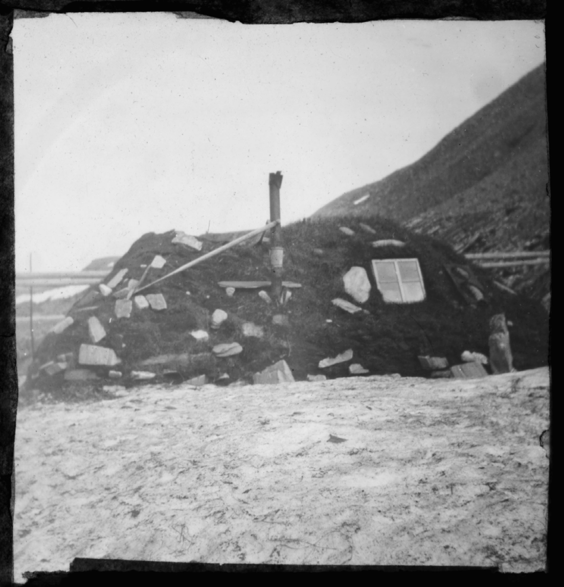 "N.493.) Gamme. G.17." står det på glassplaten. Samisk Gamme med vindu ...