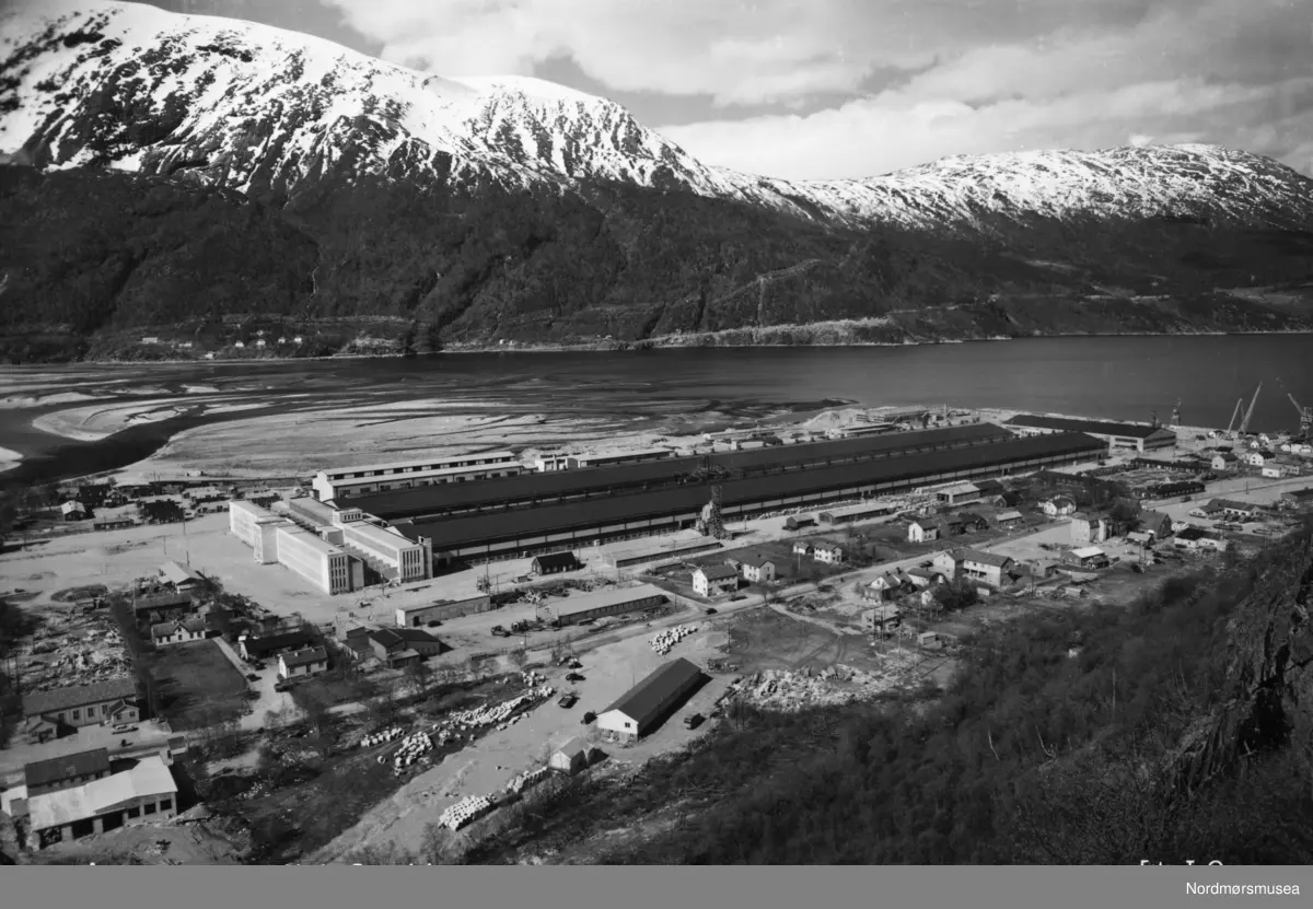 "Årdal og Sunndal Verk, Sunndalsøra." Fotograf er T. Osen. Eier av ...