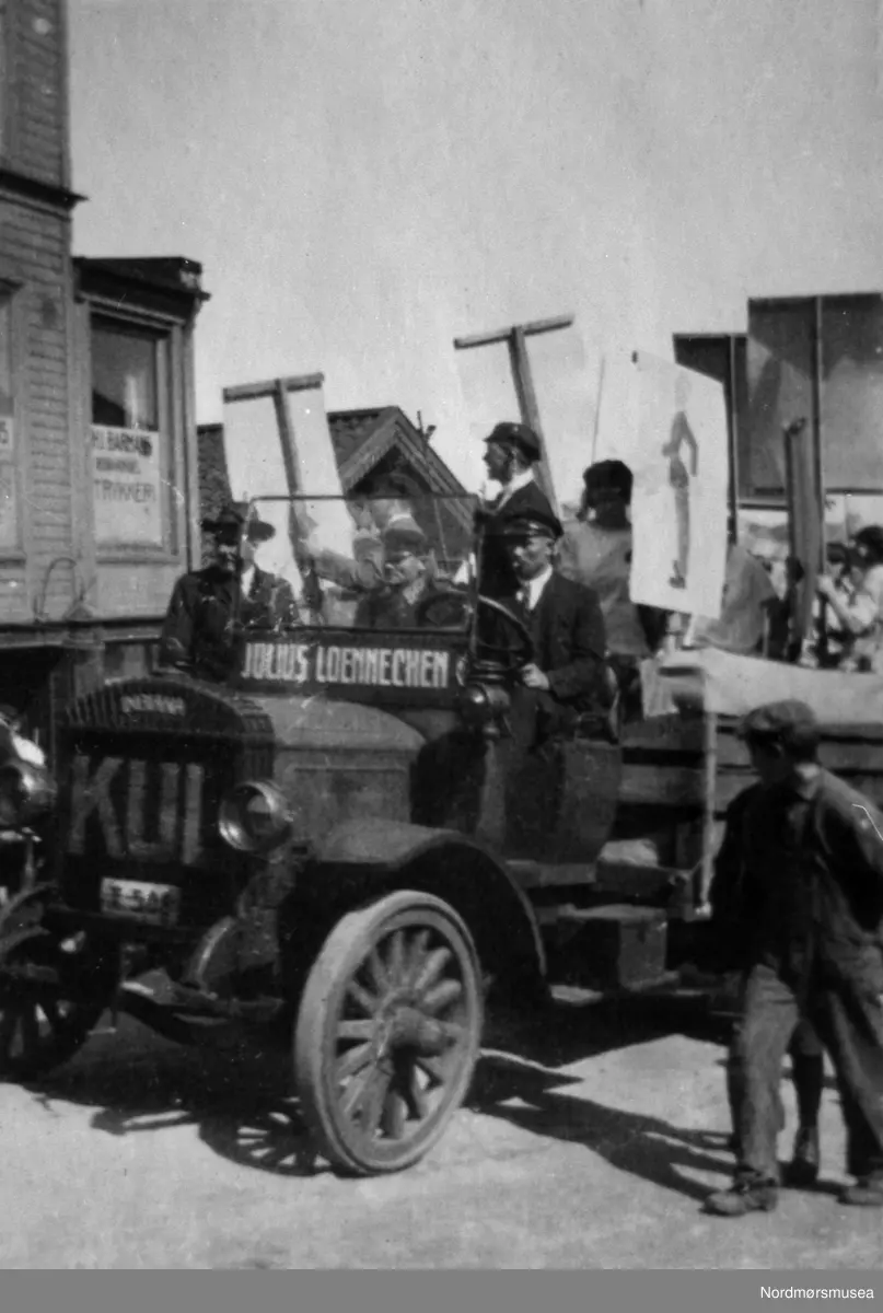 "Wesche og Hes." Foto av en "russebil" merket med Julius Loennechen ...