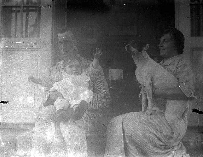 Knut Berg med dottern Marie-Louise i sitt knä och hustrun Maria med ...