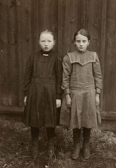 Anna Isaksson och Gulli 2 oktober 1912 eller 1916. - Västergötlands ...