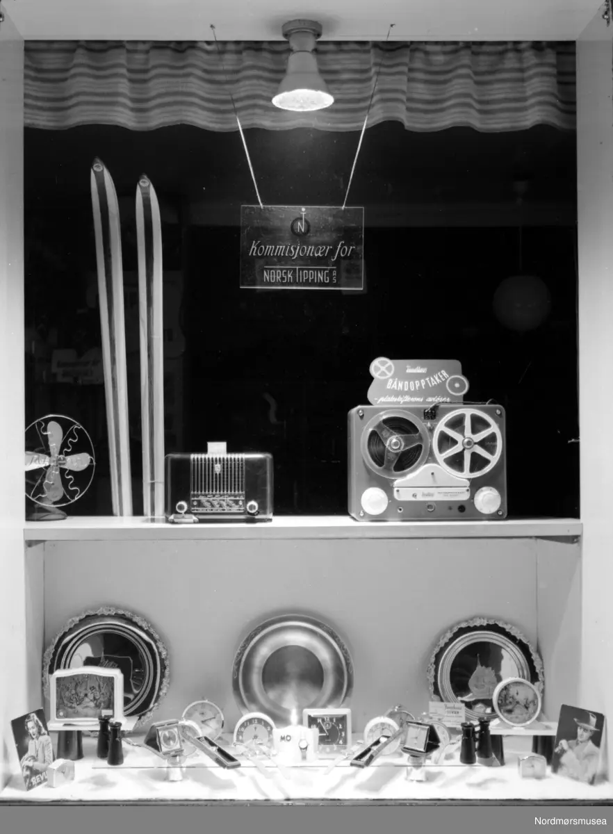 Utstillingsvindu hos Bjerkeseth i Tingvoll. Datering er trolig omkring ...