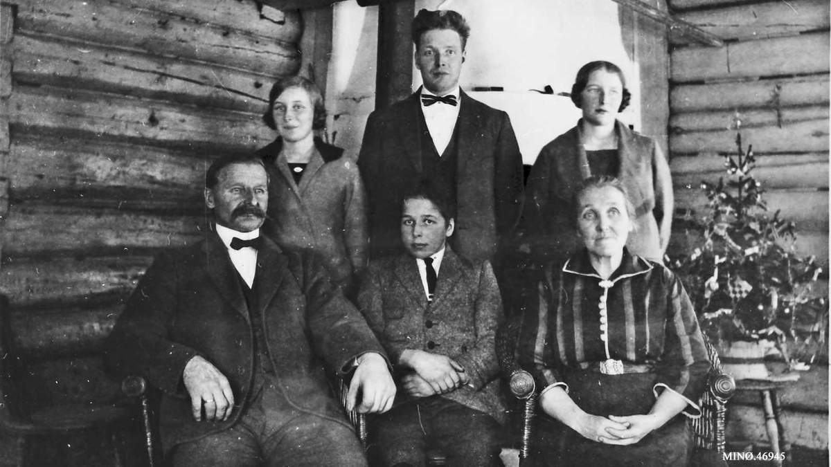 Familiebilde Urdlimoen. - Anno Musea i Nord-Østerdalen / DigitaltMuseum