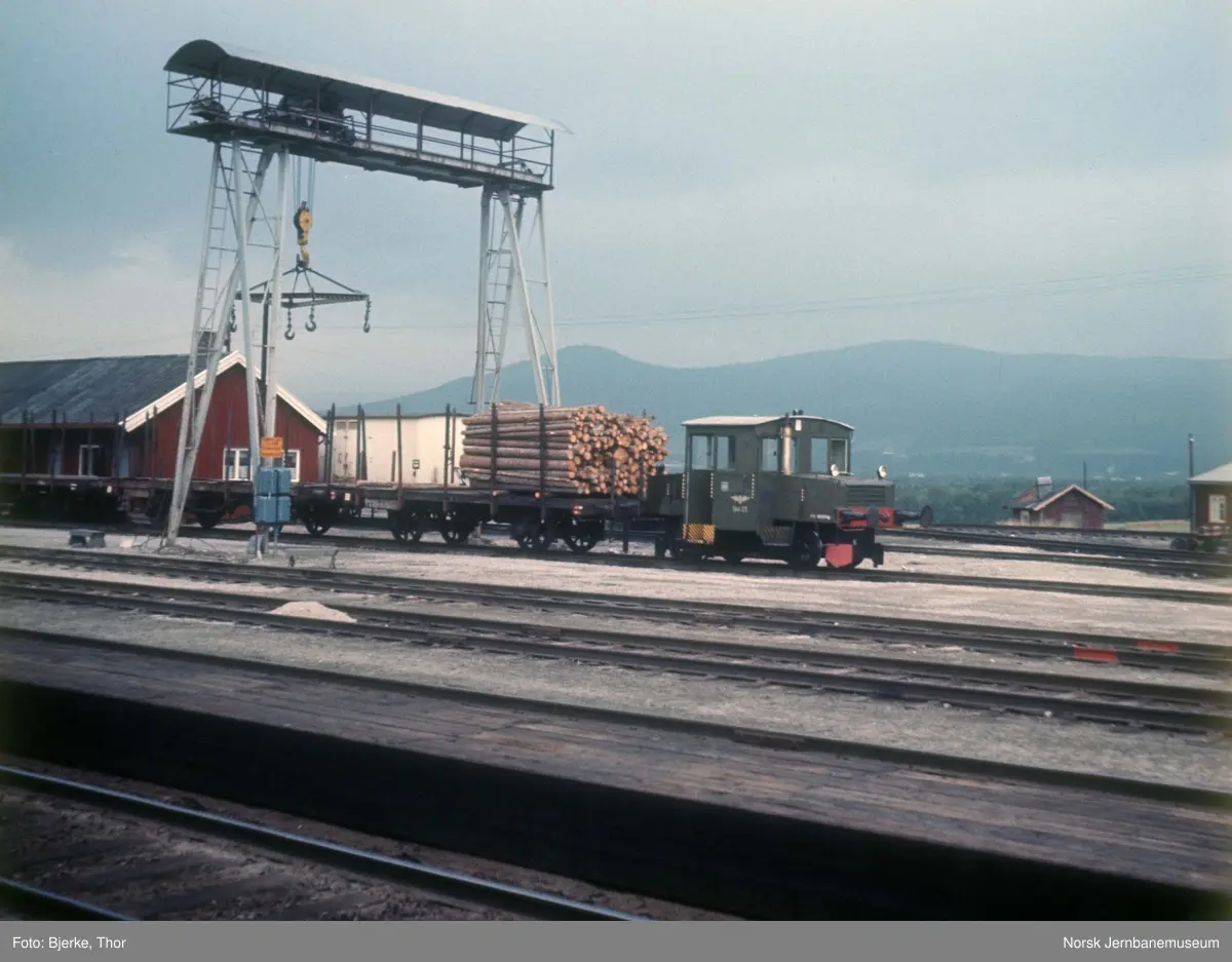 Tynset stasjon med skiftetraktor Skd 206 23 med godsvogner under ...