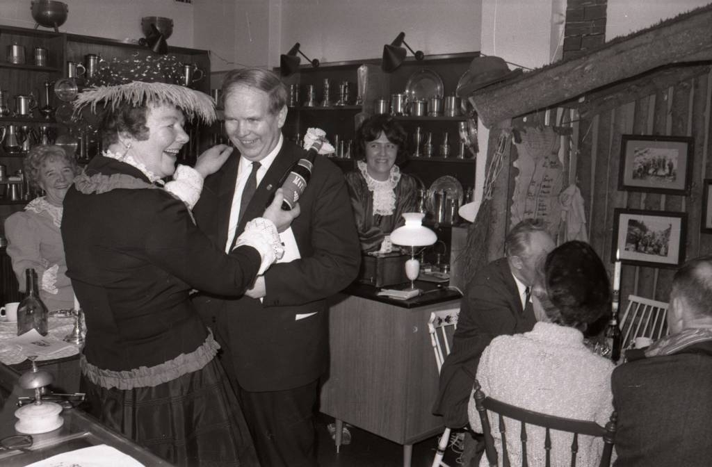 Gullsmed, Israel Riges kafé Helge Seip - Museum Nord / DigitaltMuseum