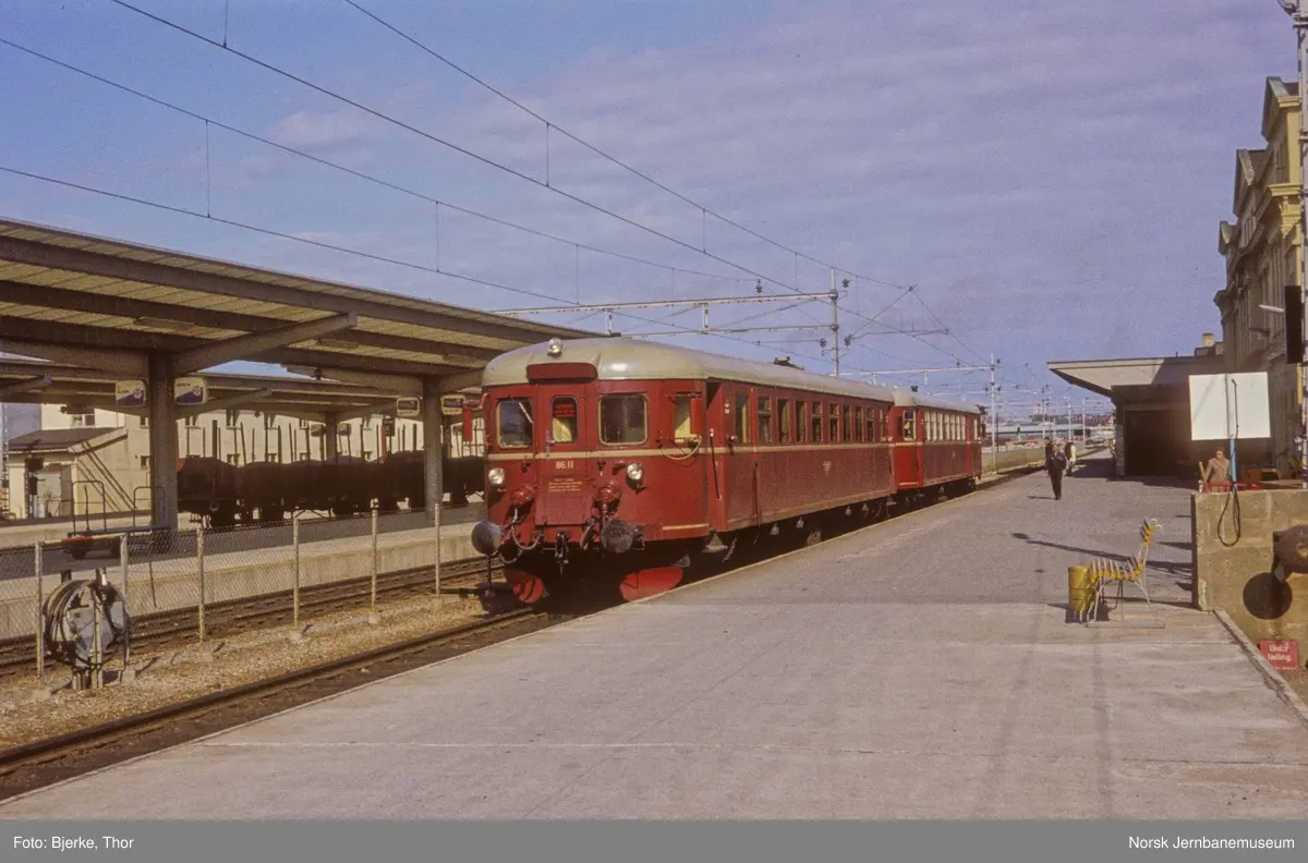 Lokaltog 1718 til Melhus på Trondheim stasjon, bestående av BM 86 11 og ...